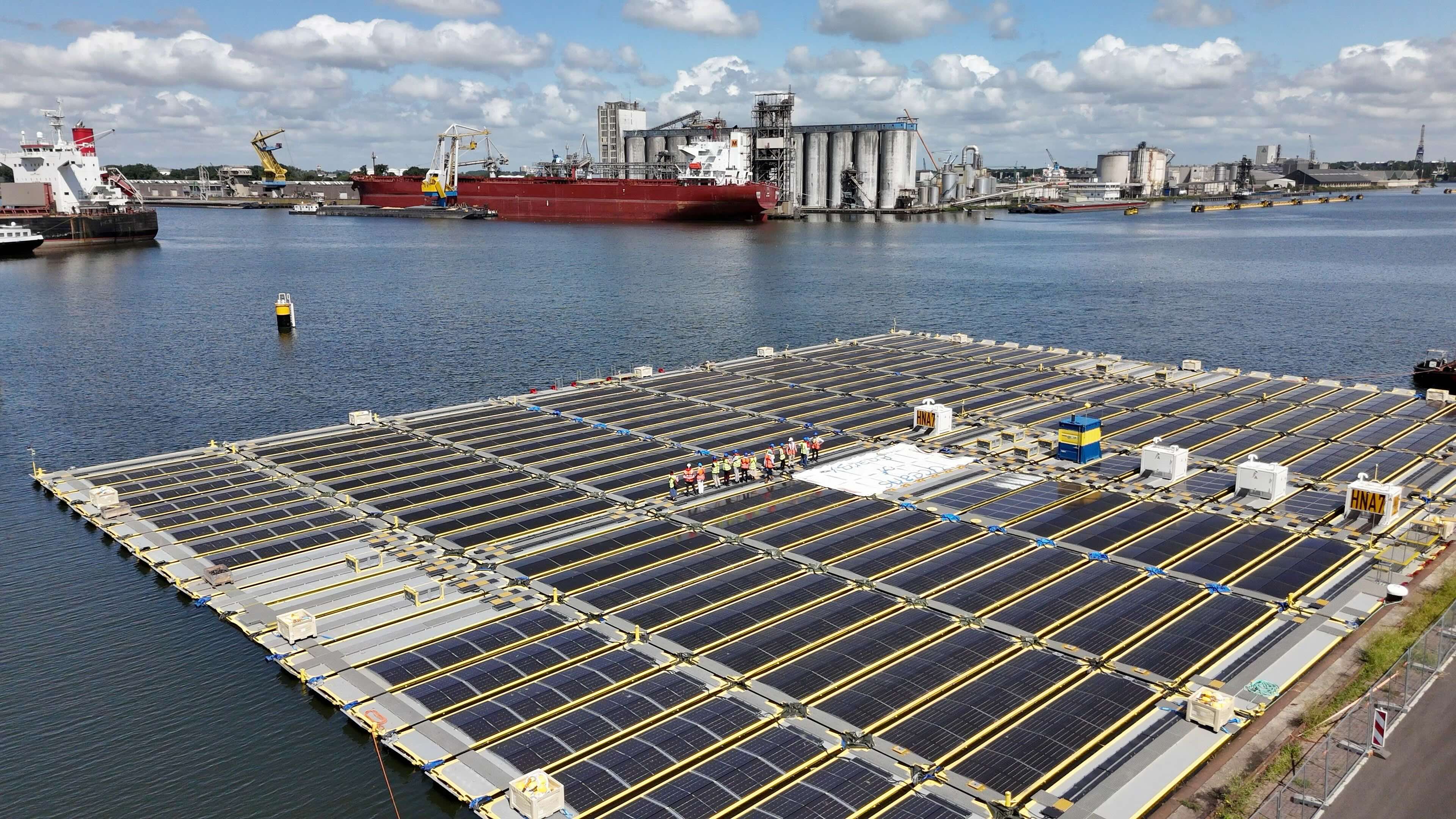 Solpaneler placeras mellan vindkraftverk i nytt pilotprojekt